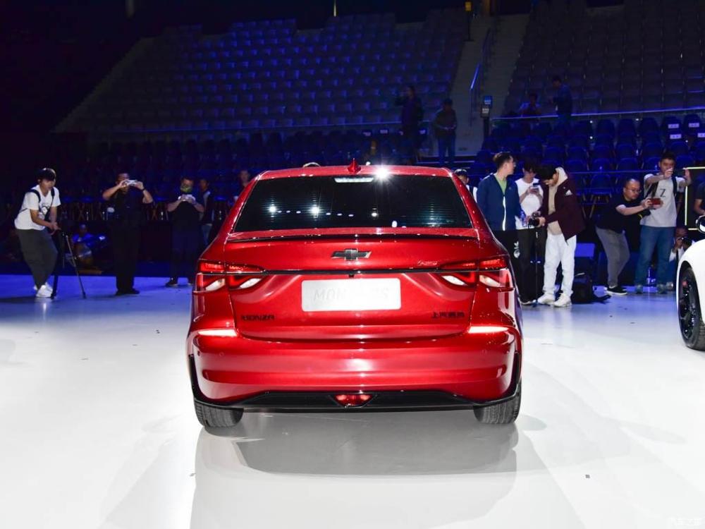 Chevrolet Monza RS diện lớp sơn đỏ bóng bẩy ra mắt ở triển lãm Quảng ...