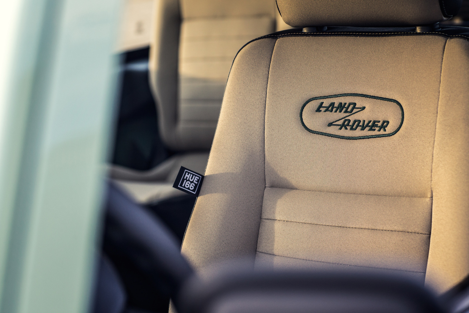 Chiếc ô tô xuất hiện trong ảnh cưới của rapper Tiến Đạt chính là Land ...