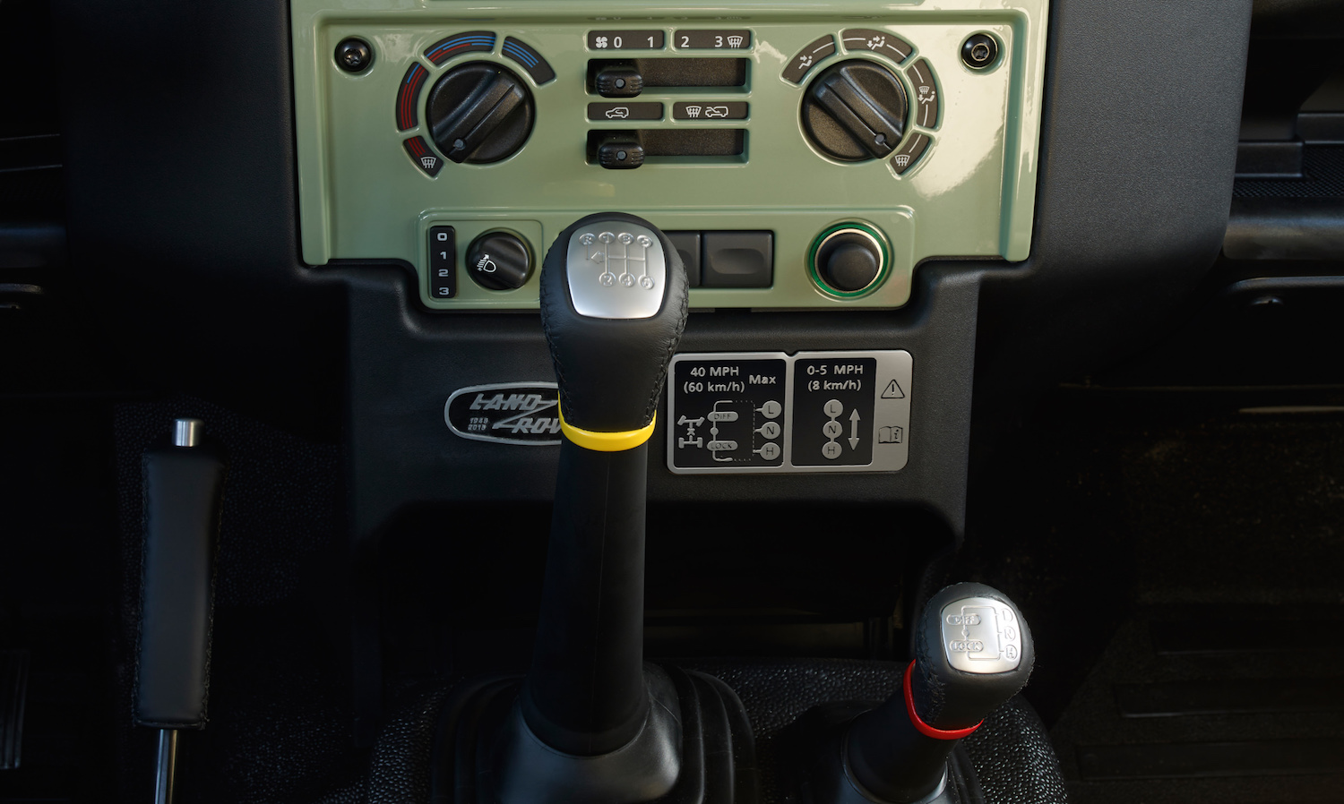 Chiếc ô tô xuất hiện trong ảnh cưới của rapper Tiến Đạt chính là Land ...