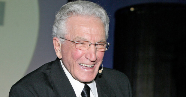 Joe Girard - nhân viên bán xe ô tô vĩ đại nhất lịch sử - qua đời ở tuổi 90