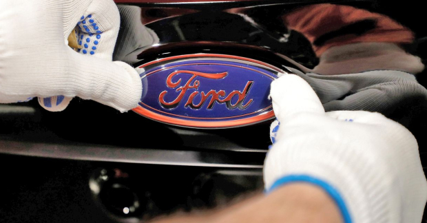 Ford không thể giao xe cho khách vì thiếu logo