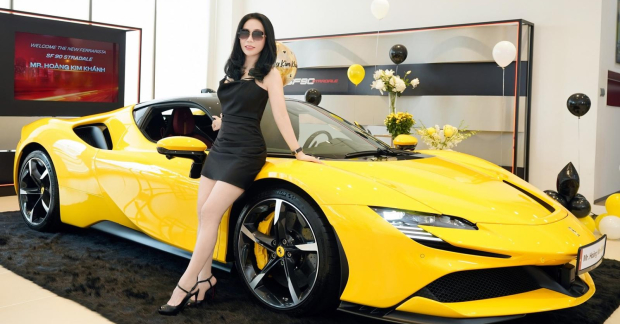 Vợ chồng đại gia Hoàng Kim Khánh rước siêu xe Ferrari SF90 Stradale về ...