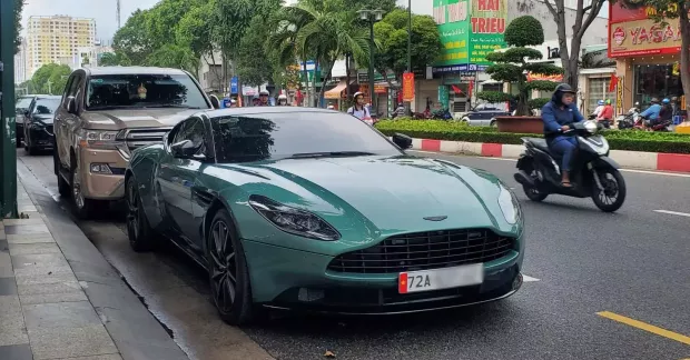 Cận cảnh Aston Martin DB11 V8 Racing Green 1959 hàng độc tại Việt Nam