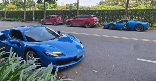 Cặp đôi siêu xe mui trần Ferrari 296 GTS tông xuyệt tông màu xanh dạo ...