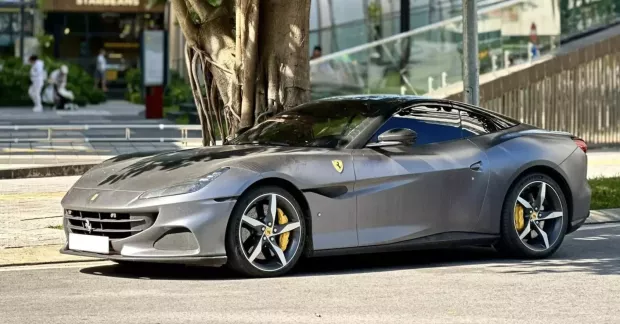 Bắt gặp siêu xe mui trần Ferrari Portofino M "Batman" ở Hà Nội