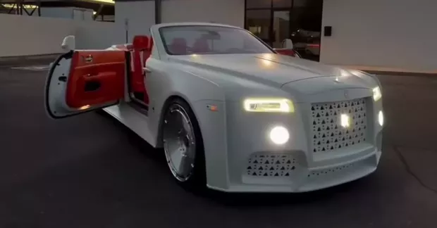 Khó hiểu với gu độ xe của chủ nhân chiếc Rolls-Royce Dawn này
