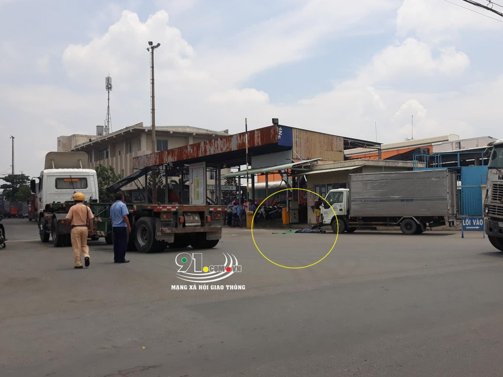 Video: Xuống làm thủ tục vào cảng Transimex, tài xế ô tô tải bị xe ...