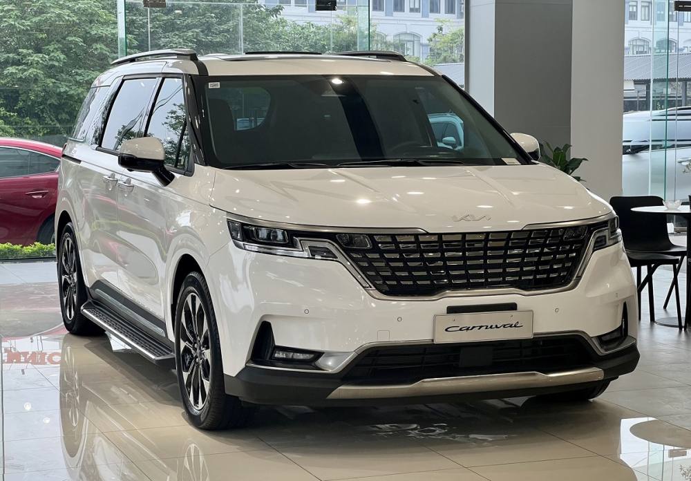 Kia Carnival nhận ưu đãi kép, vừa được hãng giảm giá, vừa được Chính ...